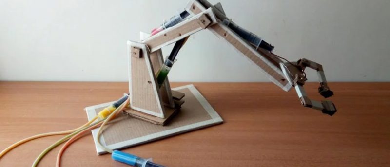 Taller de creación de una mano robótica con material reciclado ...